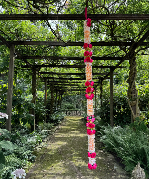 Bouquet of Roses Garland - Doing Goods