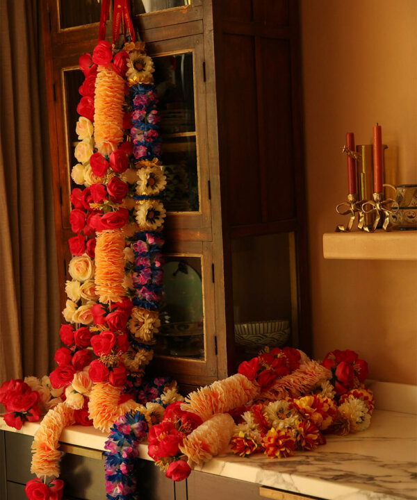Bouquet of Roses Garland - Doing Goods